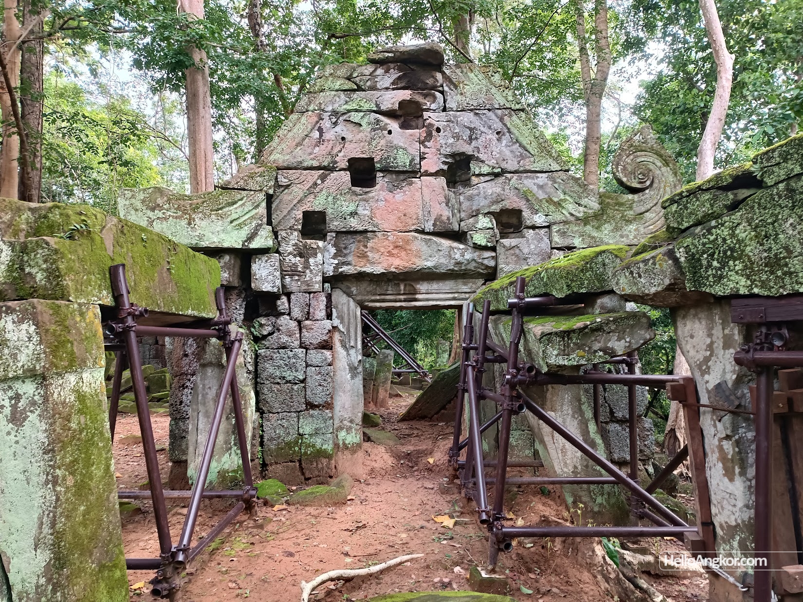 Prasat Srot (Koh Ker) | Hello Angkor