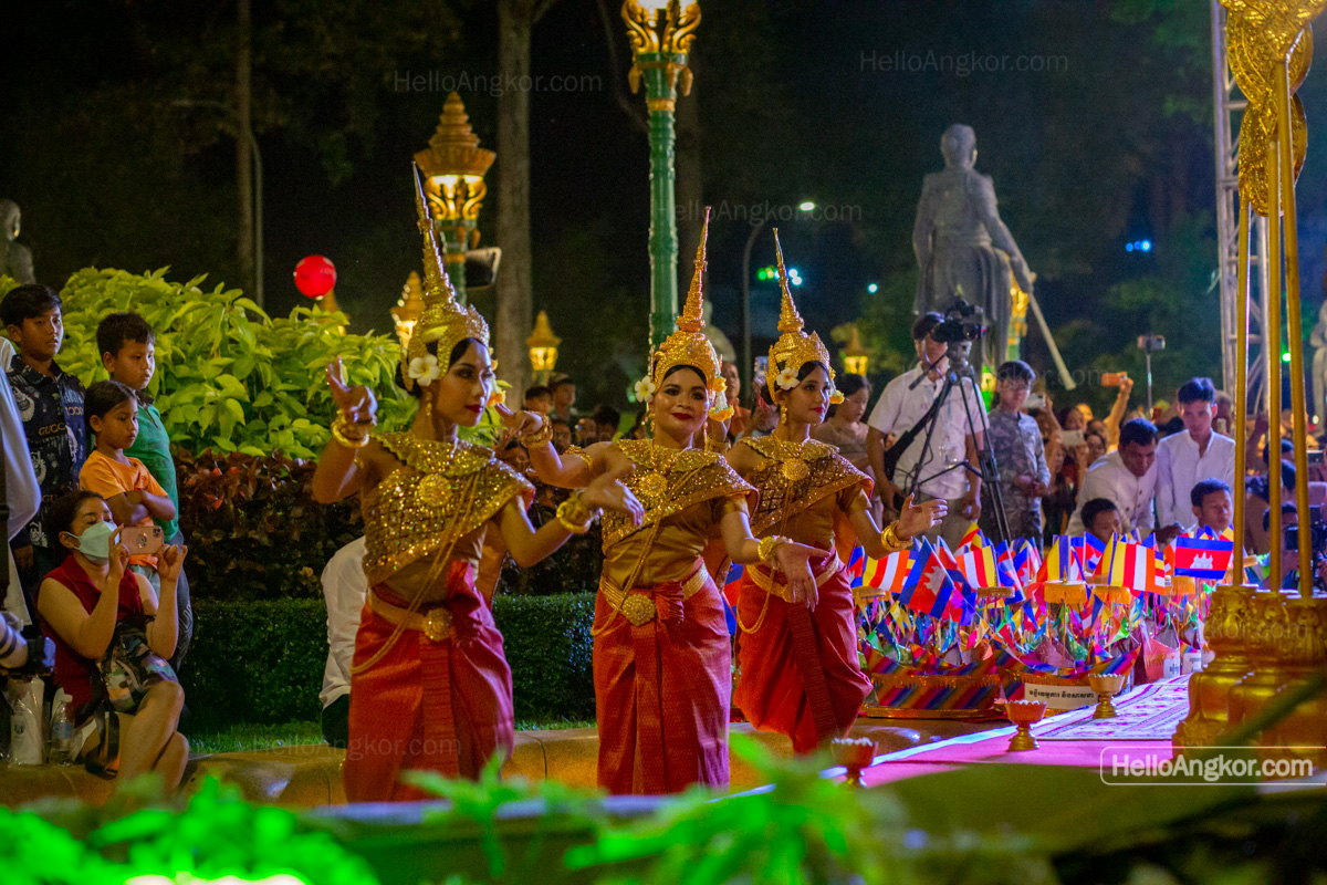 Cambodia’s Water Festival (Bon Oum Touk) | Hello Angkor